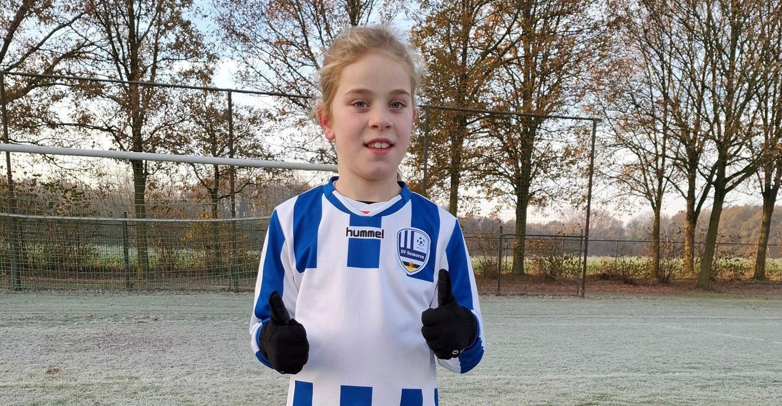 Sofie Berkers mascotte bij wedstrijd Dames 1 tegen VV FSG - SV Someren