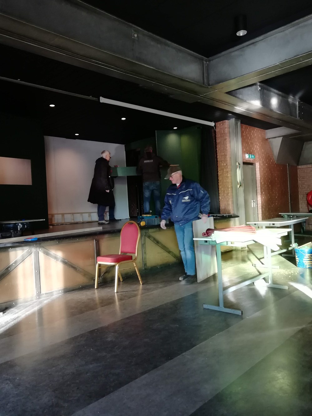 Drukke voorbereidingen voor de komende toneelavonden. - vv Staphorst