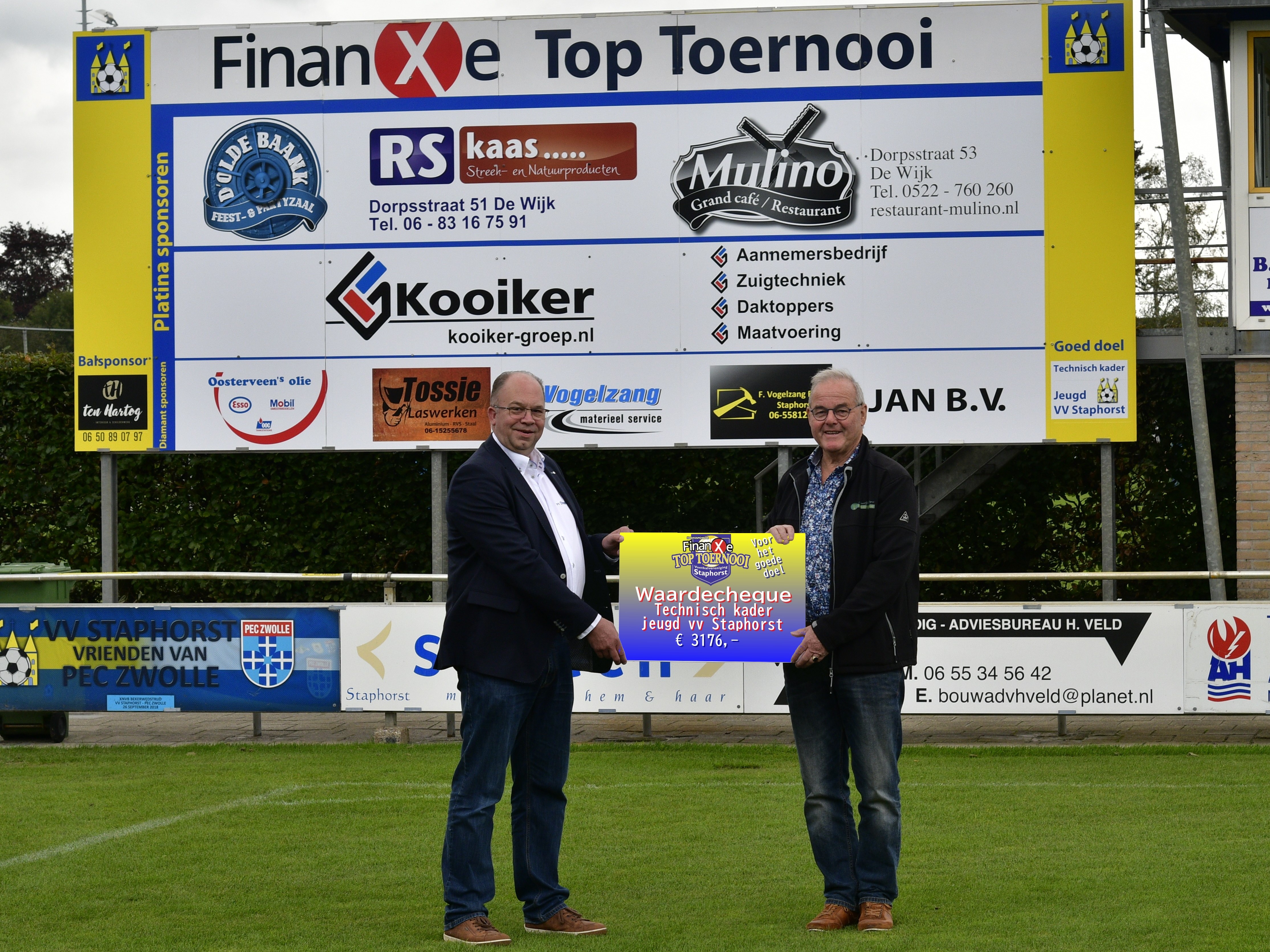 Uitreiking prijzengeld FINANXE nederlagen TOP-toernooi. - vv Staphorst