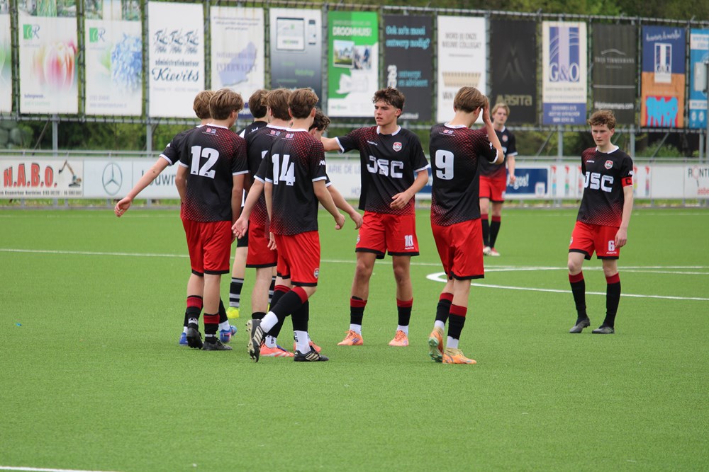 JO17-1 na prachtig seizoen opnieuw kampioen - SteDoCo