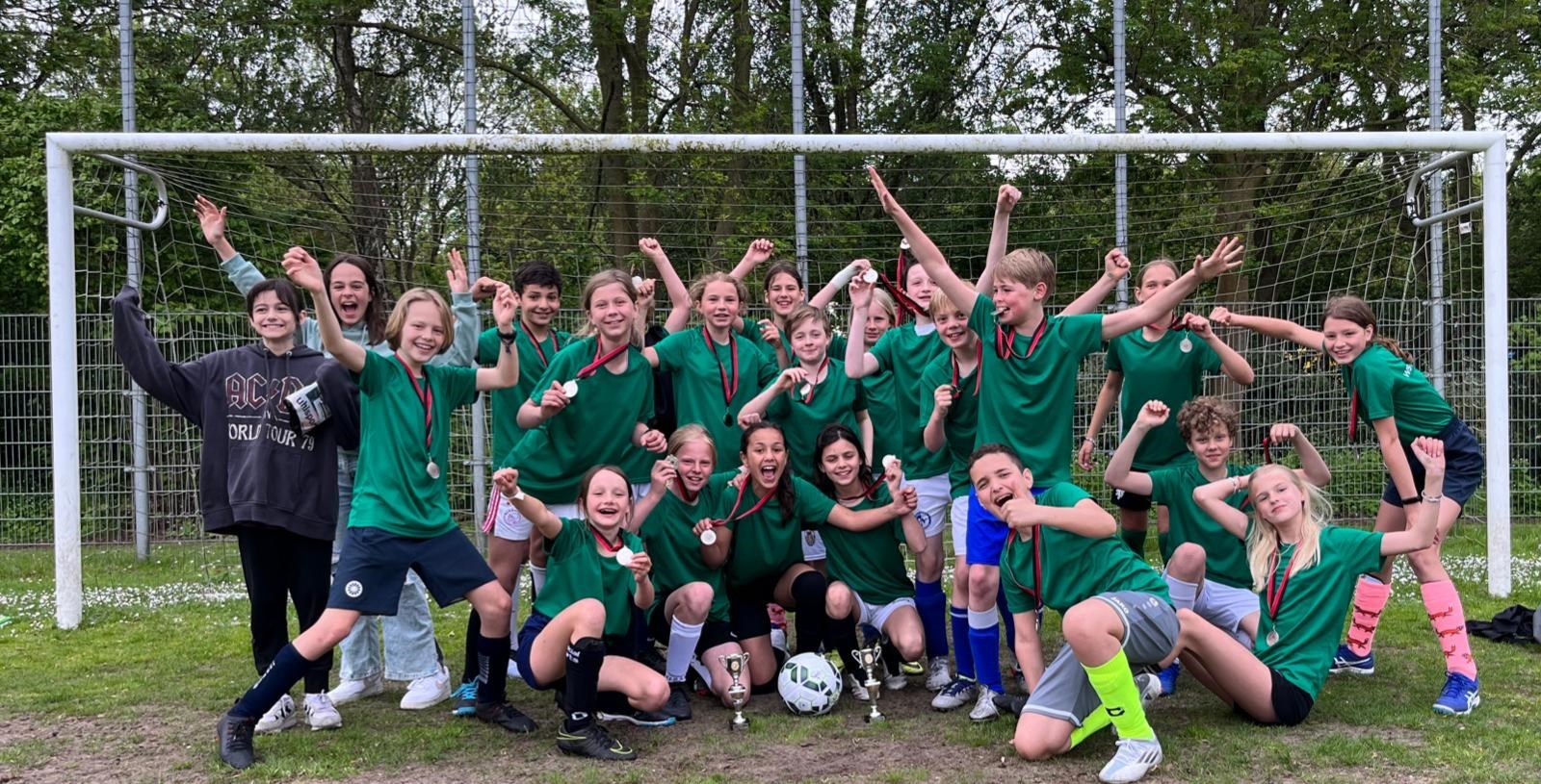 TOS jongens en meiden groep 8 spelen finale schoolvoetbal - TOS-Actief