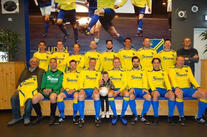 FC Uden 7 in het nieuw gestoken door Simon Rijopleidingen - FC Uden