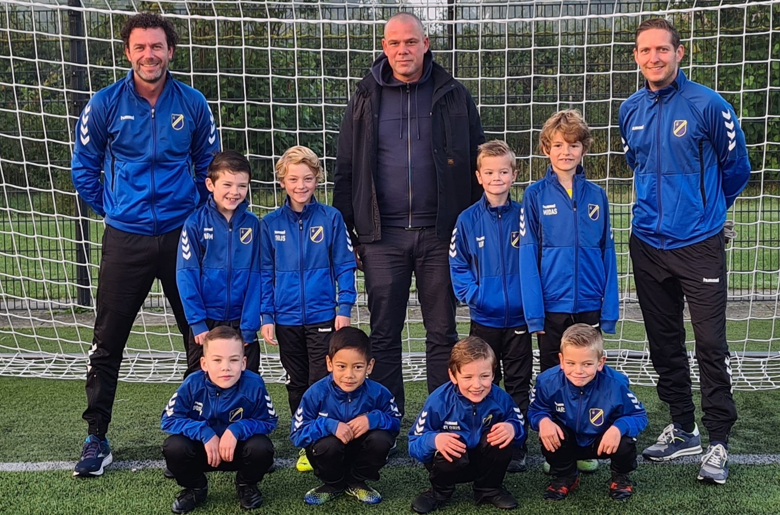 FC Uden JO8-2 in nieuw trainingspak, gesponsord door P&W bouw - FC Uden