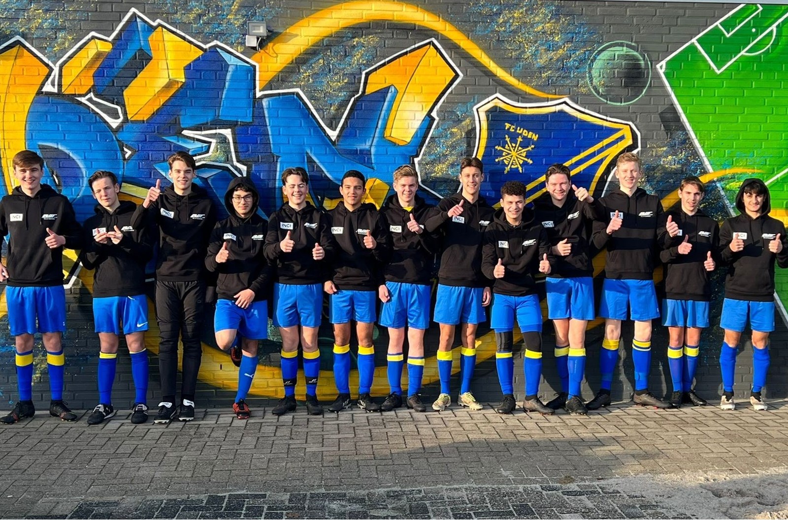 JO17-1 staat er warmpjes bij door sponsoren - FC Uden