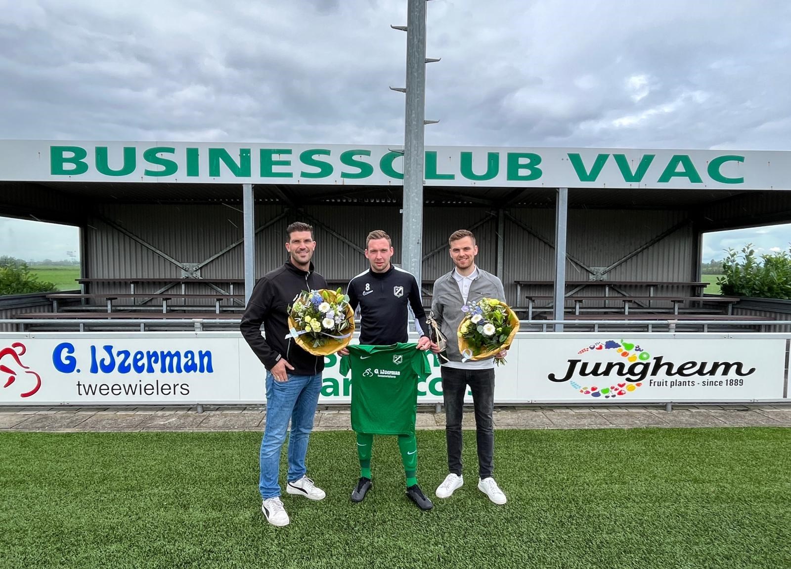 Nieuwe hoofdsponsors reiken tenues uit aan aanvoerder Rick Damsteegt - VVAC