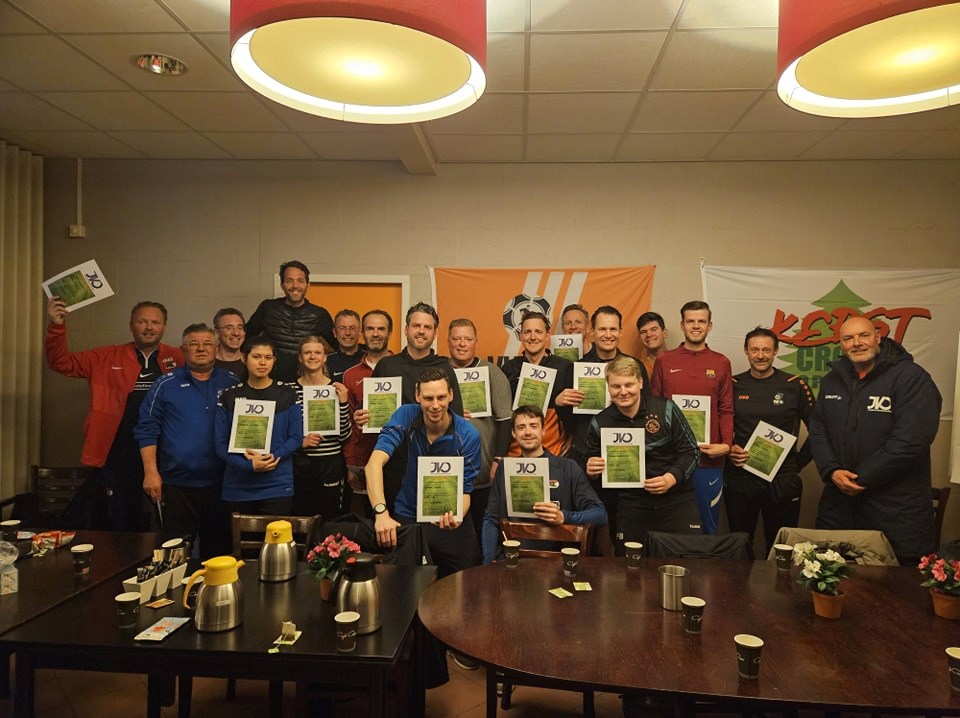 Jeugdtrainers voltooien cursus - vvs46.nl