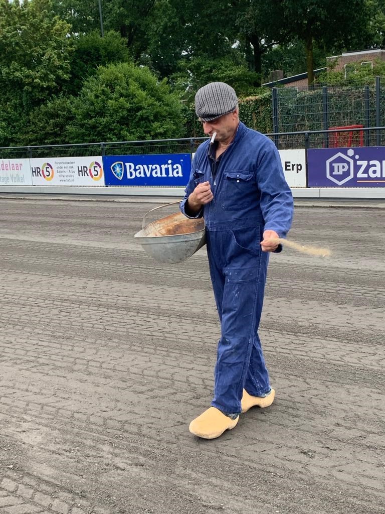 Renovatie hoofdveld vordert gestaag - RKSV Volkel