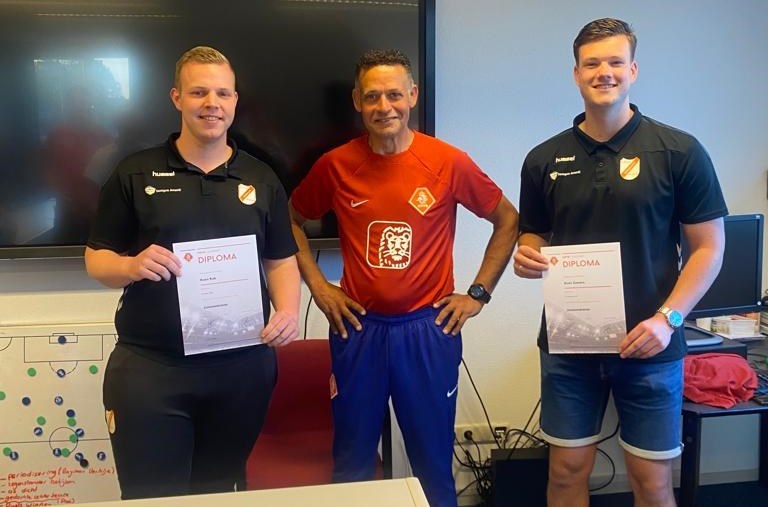 Koen Kok en Koen Zomers geslaagd als jeugdtrainer - VV Voorwaarts ...