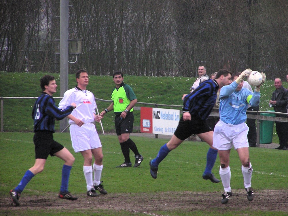 Eerste elftal seizoen 2004/05 (Foto van de week) - C.V.V. Vriendenschaar