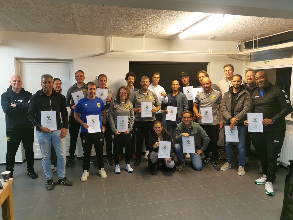 10 trainers geslaagd voor Pupillencursus - Voetbal Vereniging Wilhelmus