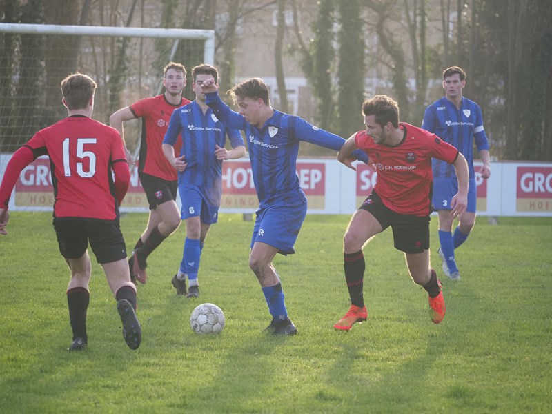 Zwaar gehavend ZBVH strijdend onderuit tegen kersverse koploper 's ...