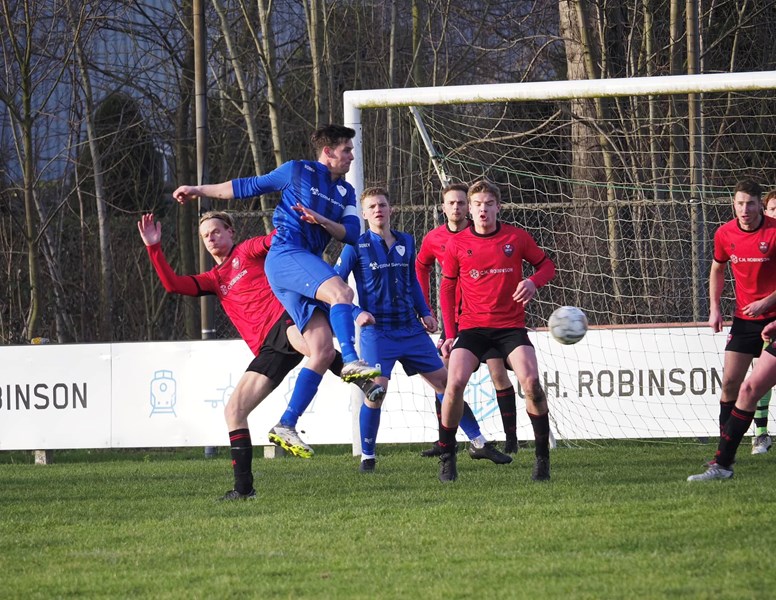 Zwaar gehavend ZBVH strijdend onderuit tegen kersverse koploper 's ...