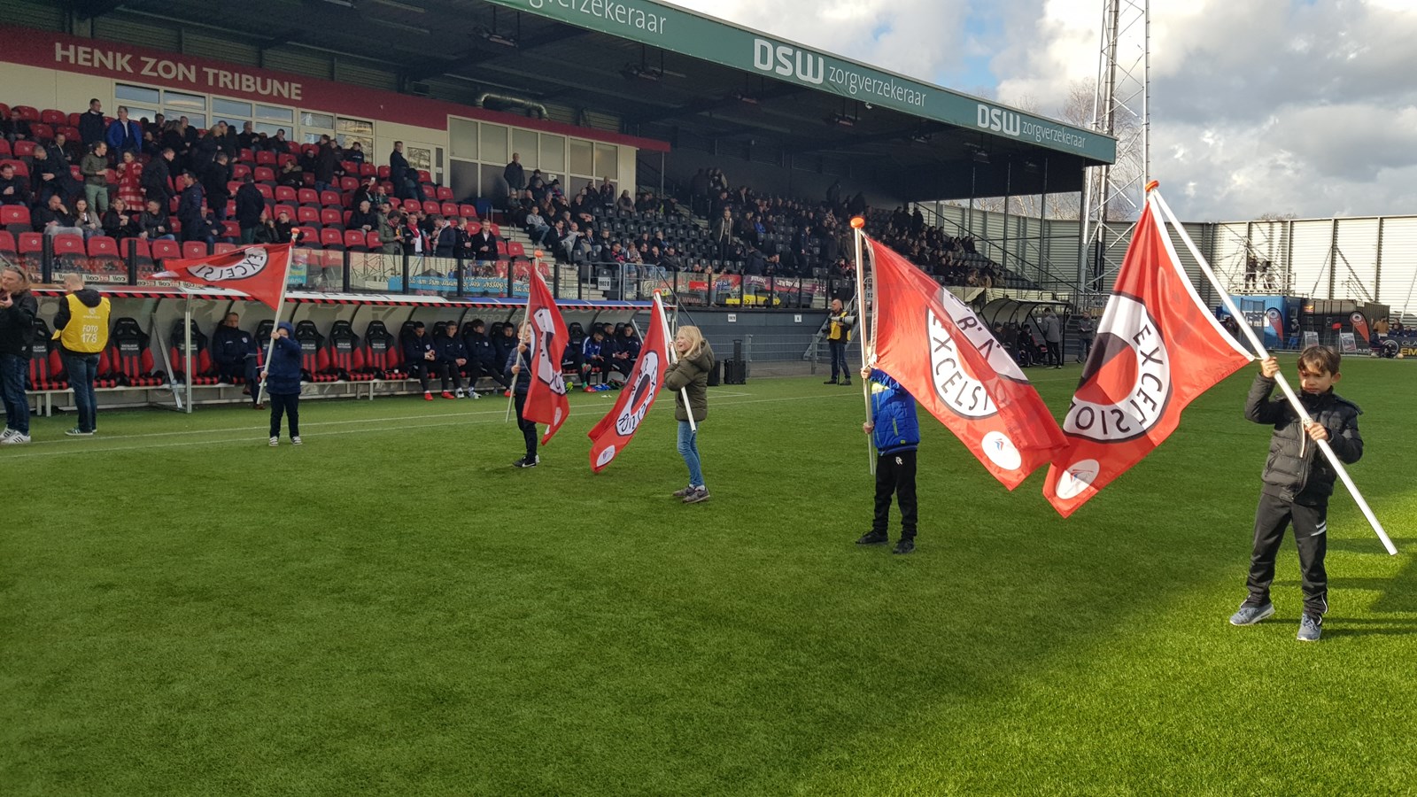 Vlaggenzwaaien bij Excelsior - PEC Zwolle - ZBVH