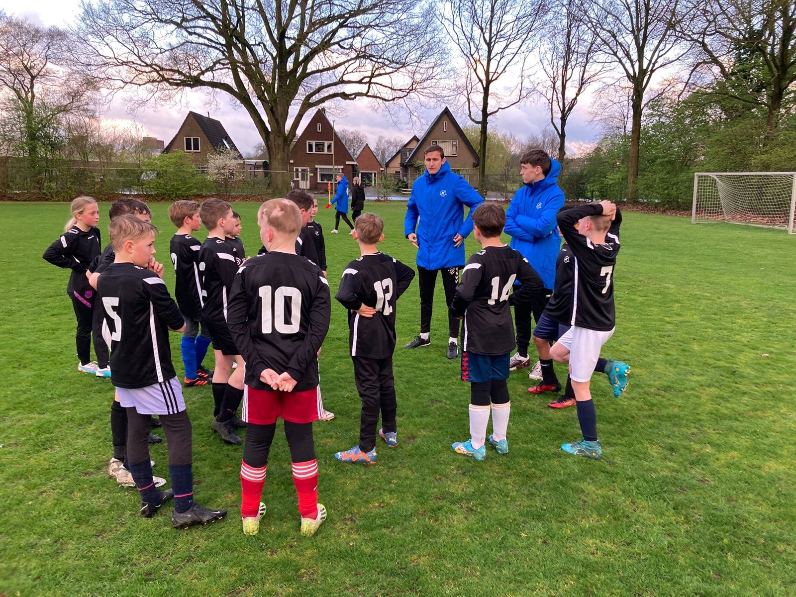 JO11 en JO12 wennen aan het grote veld (deel 2) - RKSV De Zweef