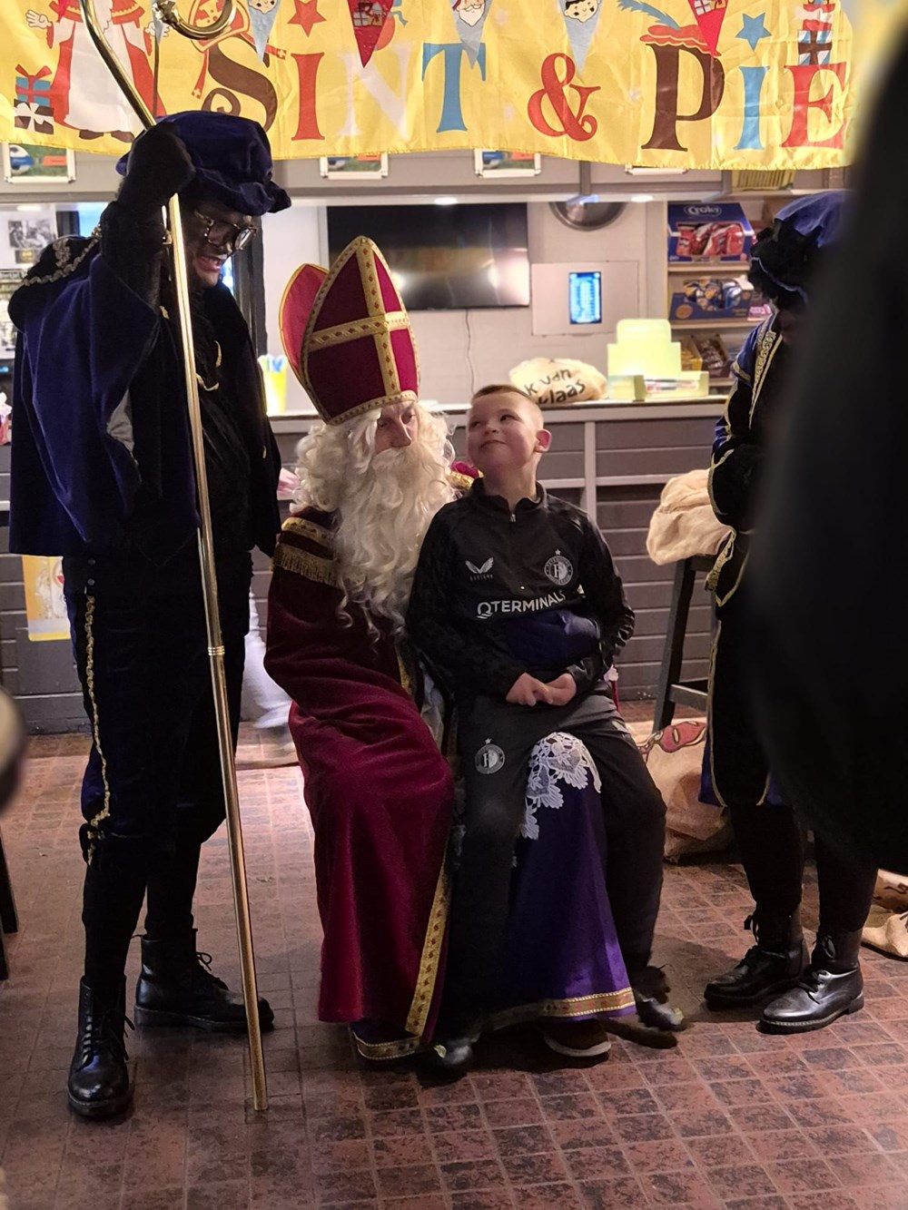 Sint en Pieten bezoeken VV Pernis - vvpernis